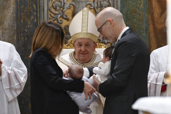 PHOTOS: Pope Francis baptizes 16 babies in the Sistine Chapel ...